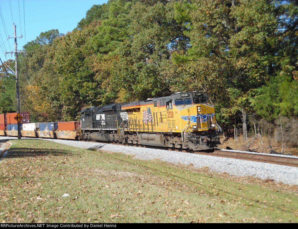 UP ES44AC leads 22N round the bend @ MP 538